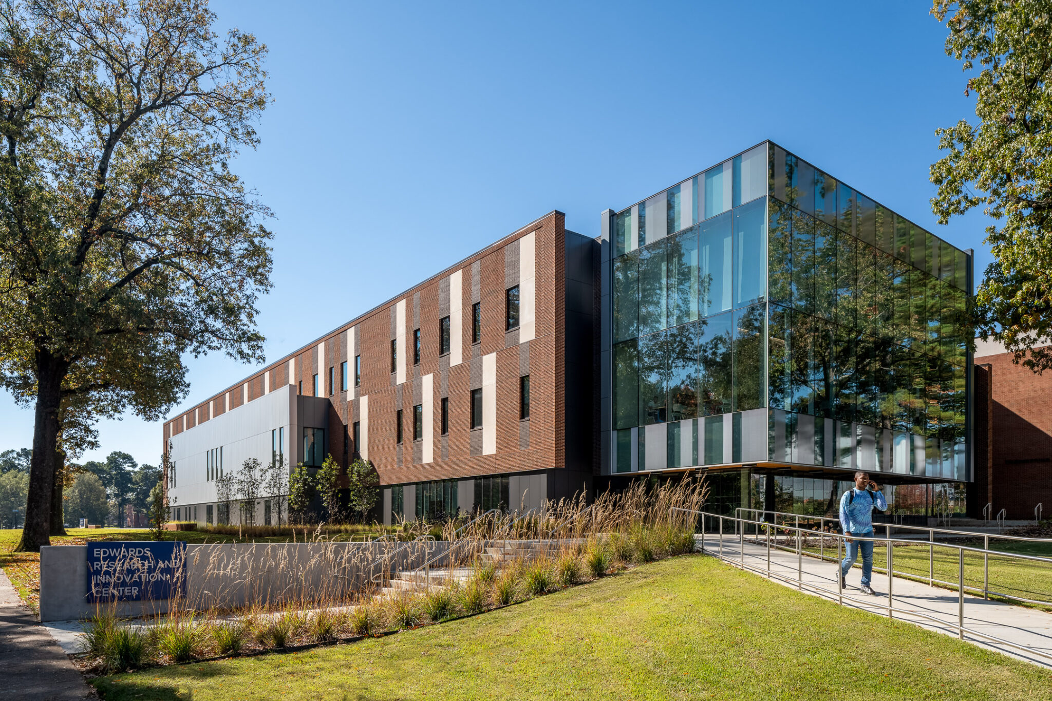 University of Memphis Edwards Research & Innovation Center - A2H